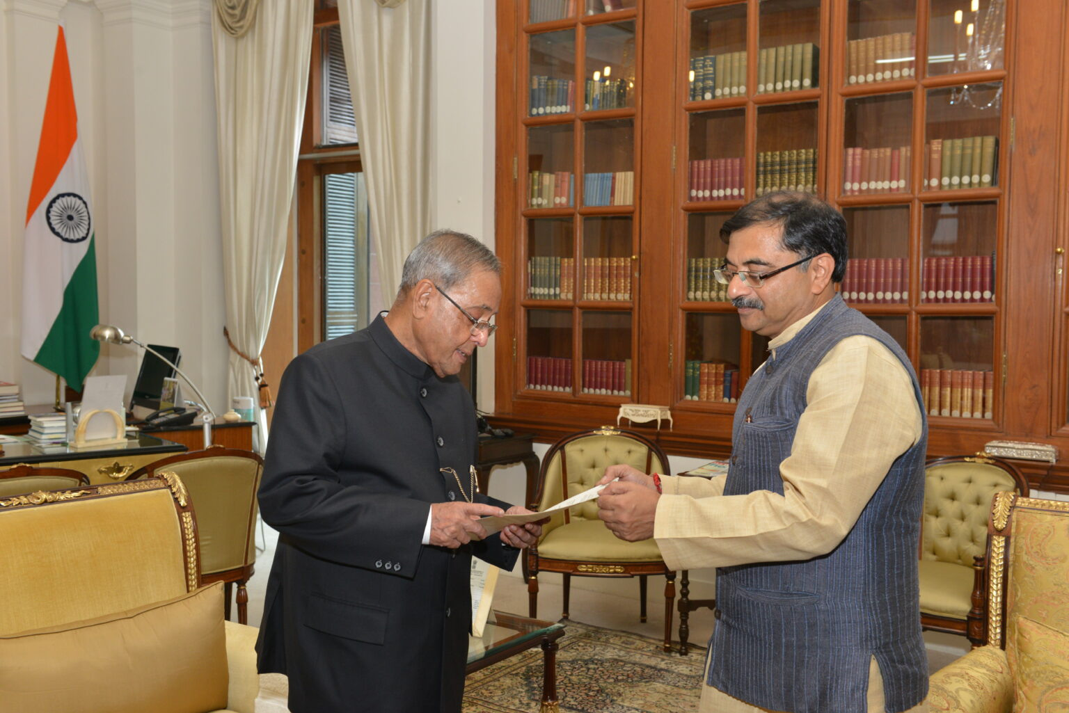 When Pranab Mukherjee Broke Protocol To Meet Tarun Vijay For Tamil ...